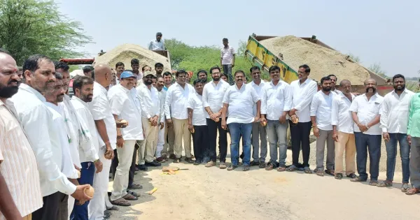 సొంత నిధులతో రోడ్డుకు మరమ్మతులు చేసిన శివ్వంపేట మాజీ జడ్పీటీసీ పబ్బ ...